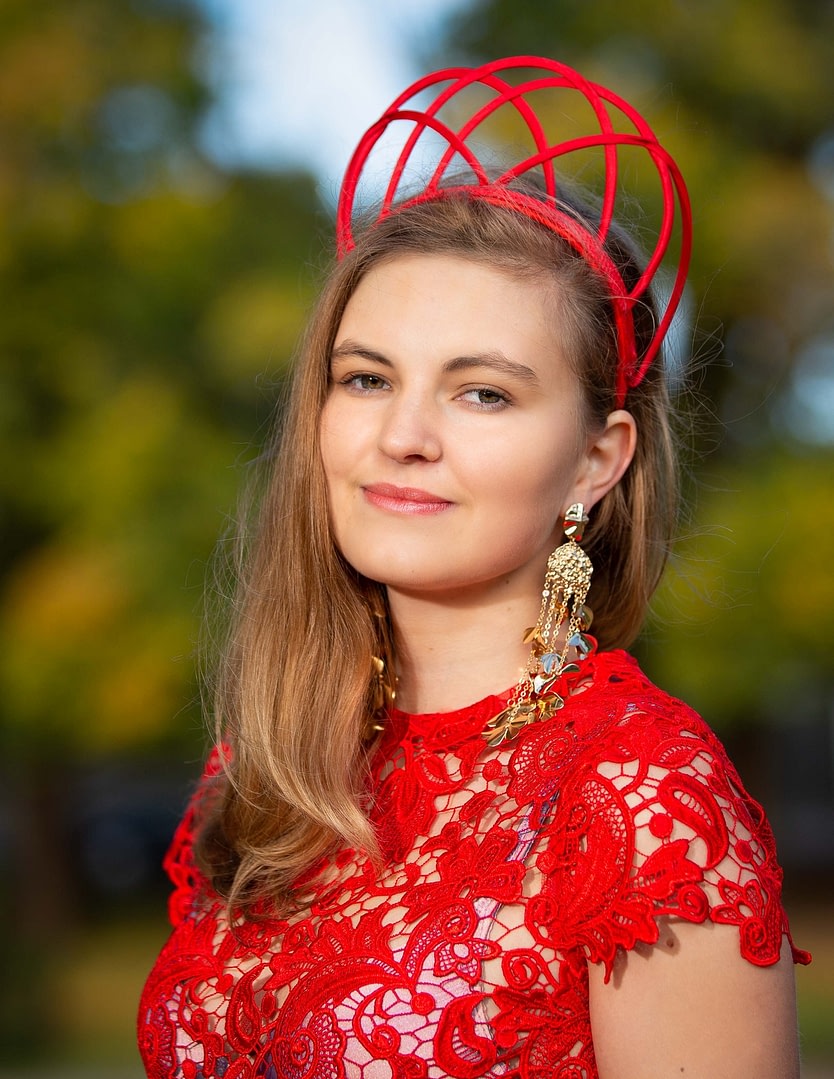 A Comprehensive Guide to the Best Fascinators in High Fashion ...